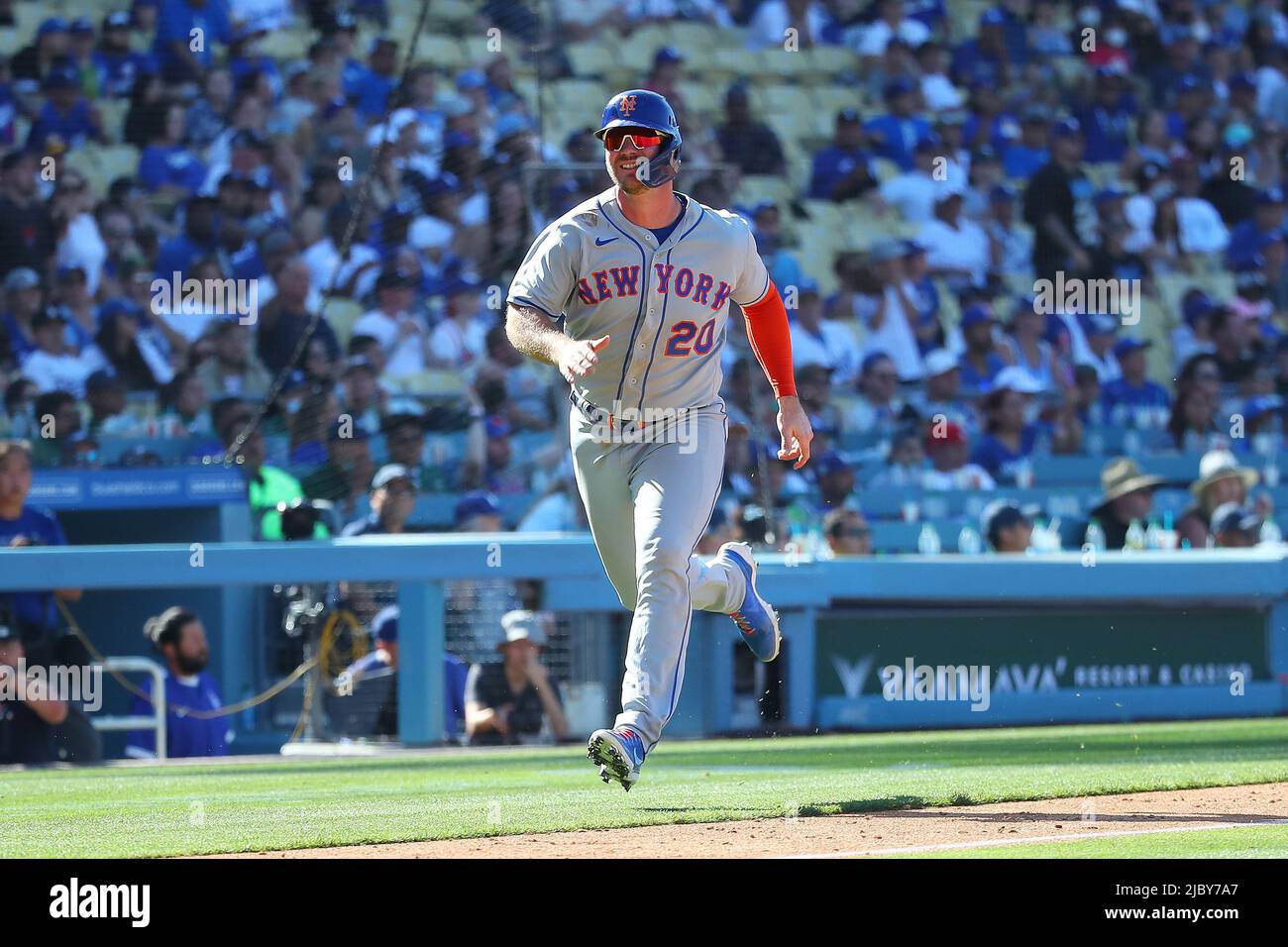 New York Mets first baseman Pete Alonso (20) scores the winning run ...