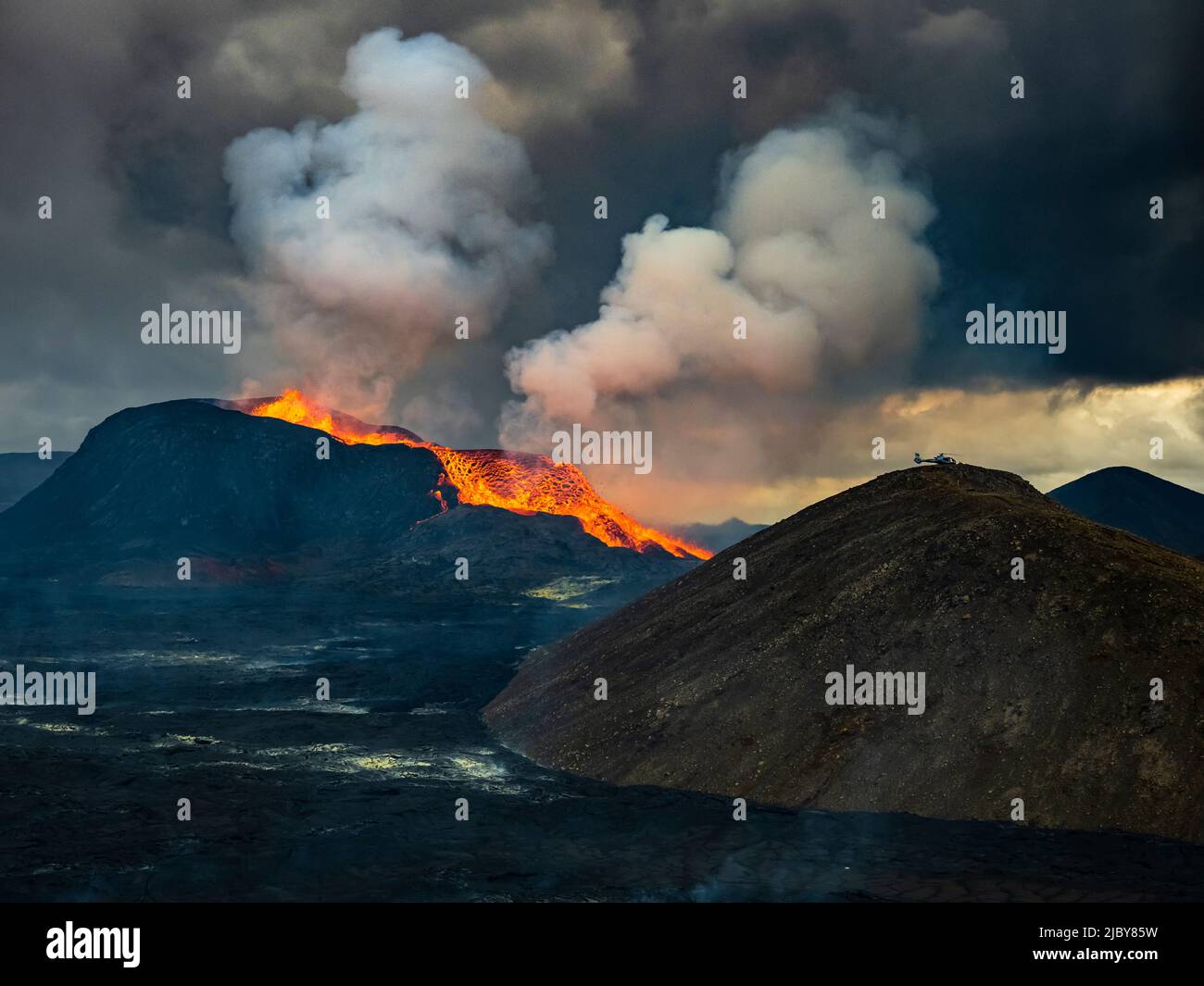 Glowing lava is ejected skyward as lava spills from Fagradalsfjall ...