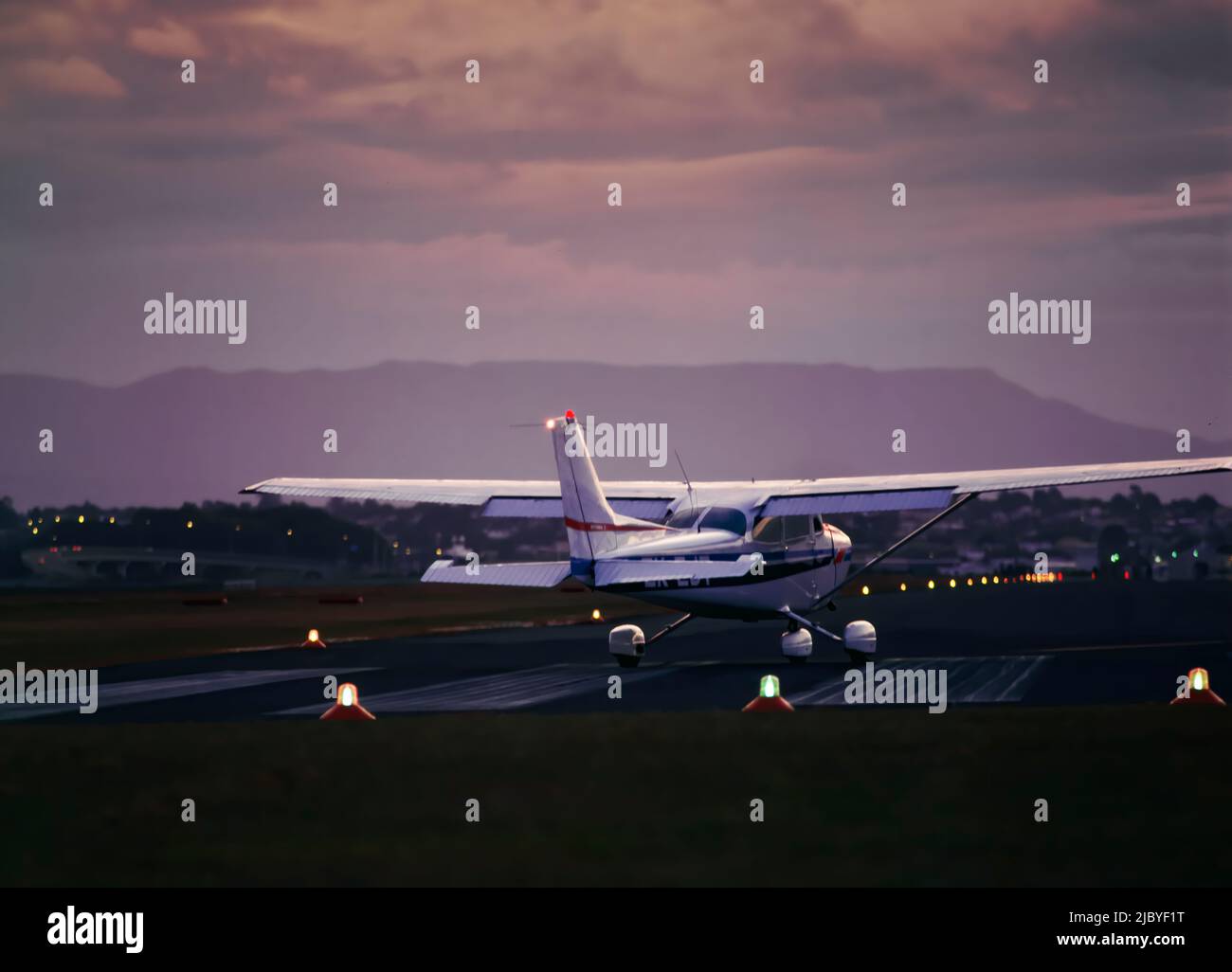 Aeroplane runway takeoff hi-res stock photography and images - Alamy