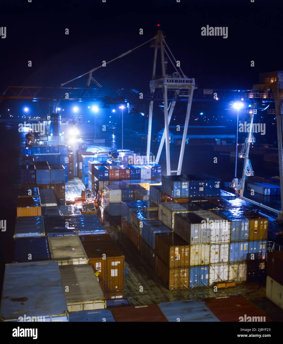 Loading containers onto ships hi-res stock photography and images - Alamy