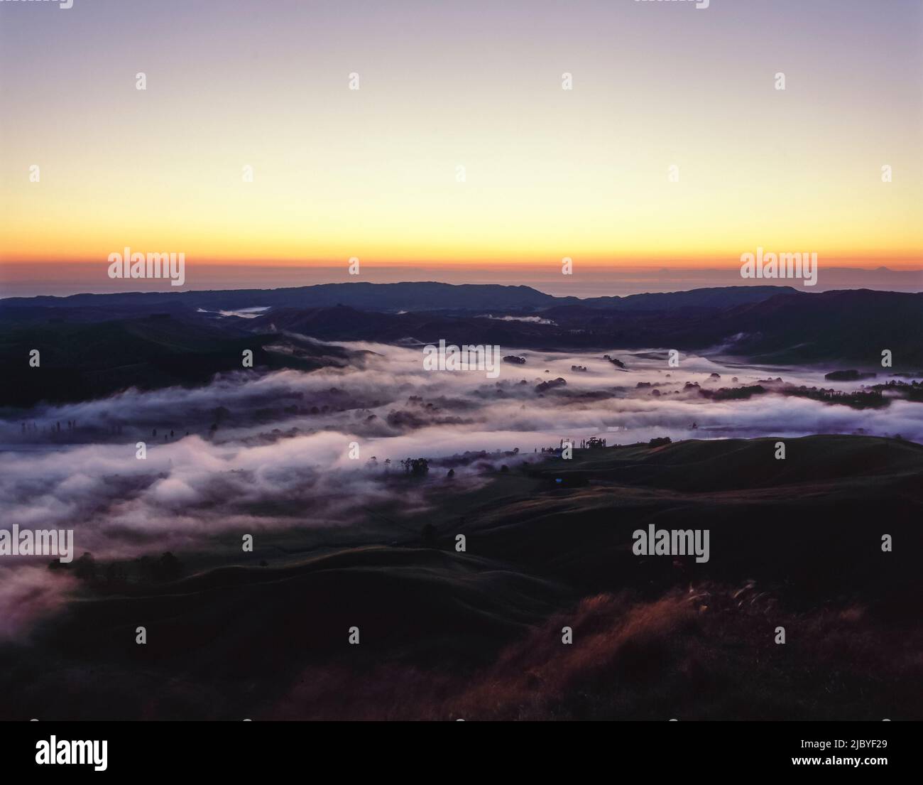 Low laying mist hi-res stock photography and images - Alamy