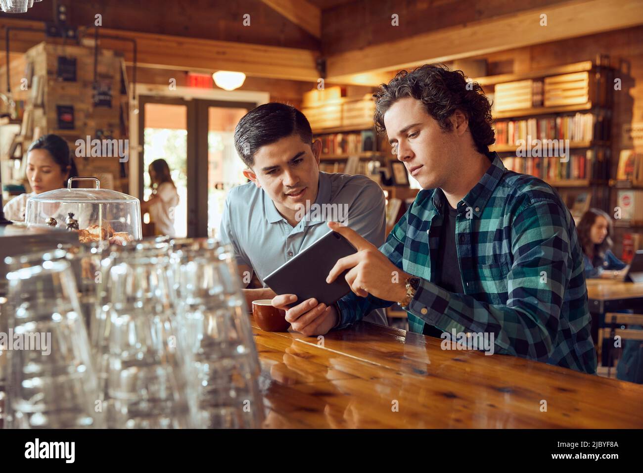 Young men at bar counter hi-res stock photography and images - Alamy