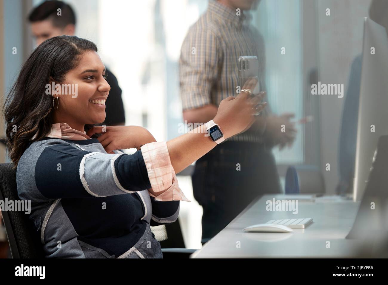 Group around whiteboard in office hi-res stock photography and images - Alamy