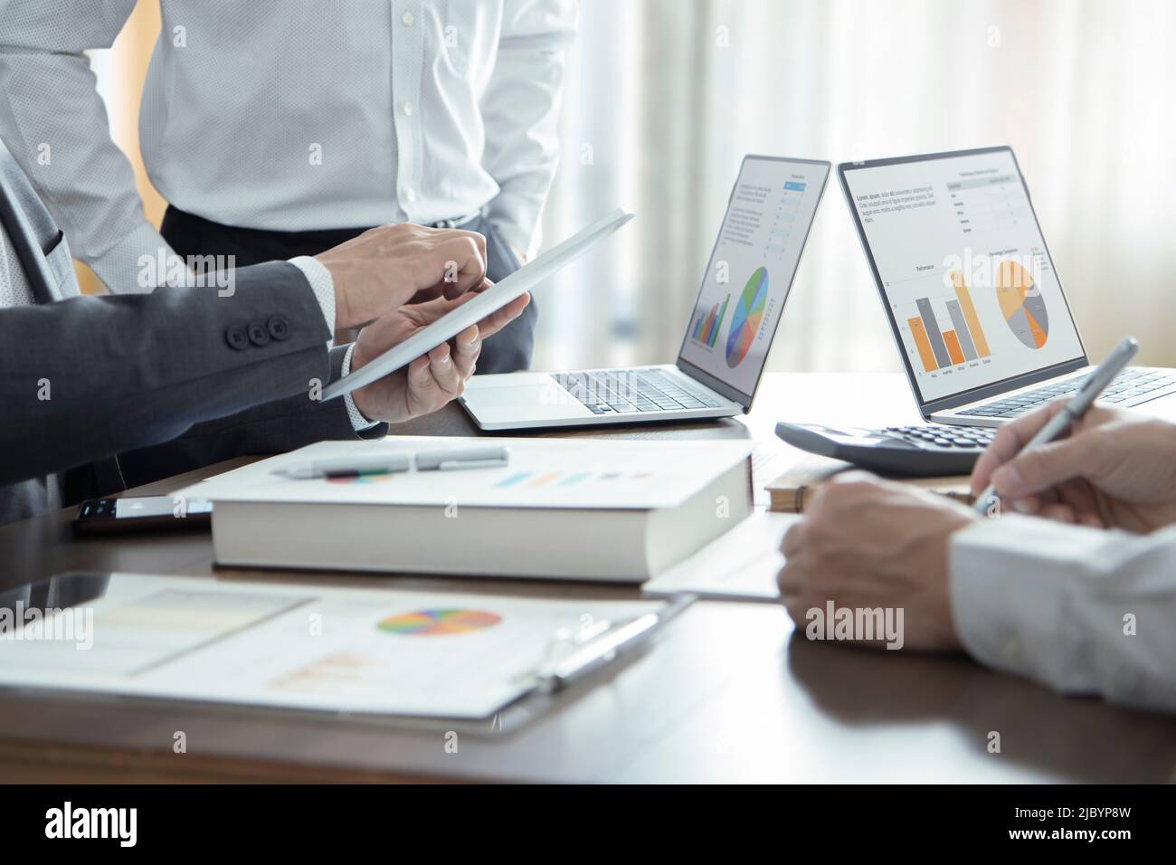 Financial statements hi-res stock photography and images - Alamy