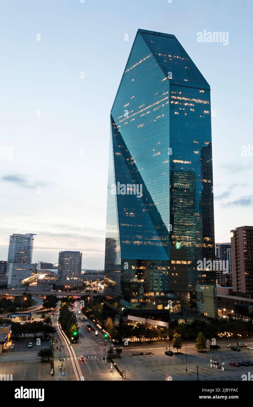Glass vertical color skyscraper hi-res stock photography and images - Alamy