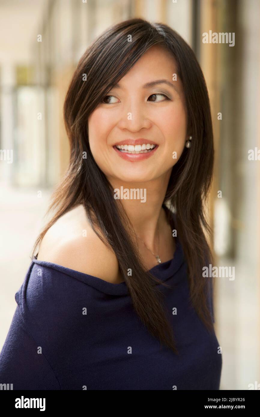 Chinese woman smiling Stock Photo - Alamy
