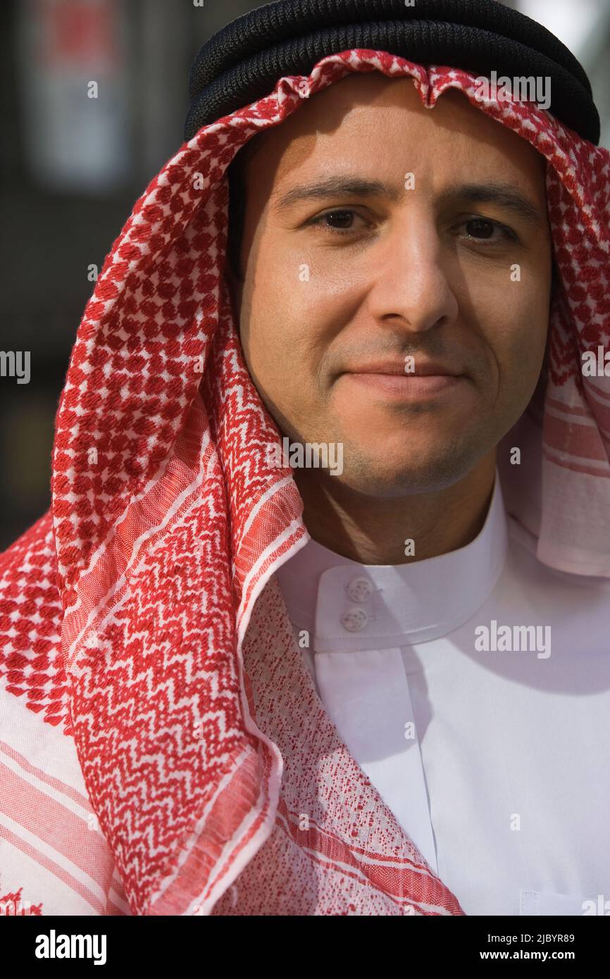 Middle Eastern man in traditional clothing Stock Photo - Alamy
