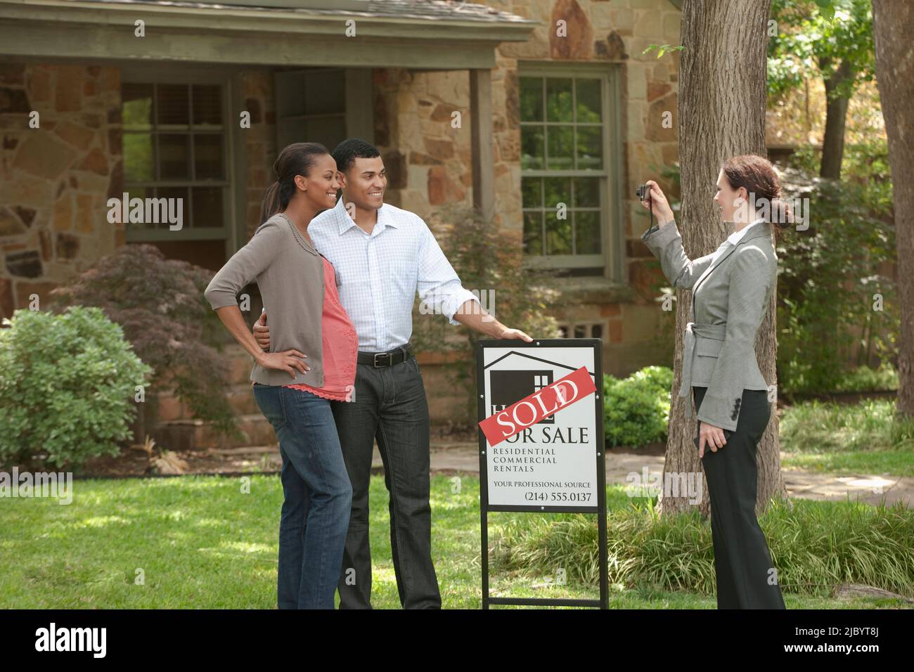 Couple estate agent 60 hi-res stock photography and images - Alamy