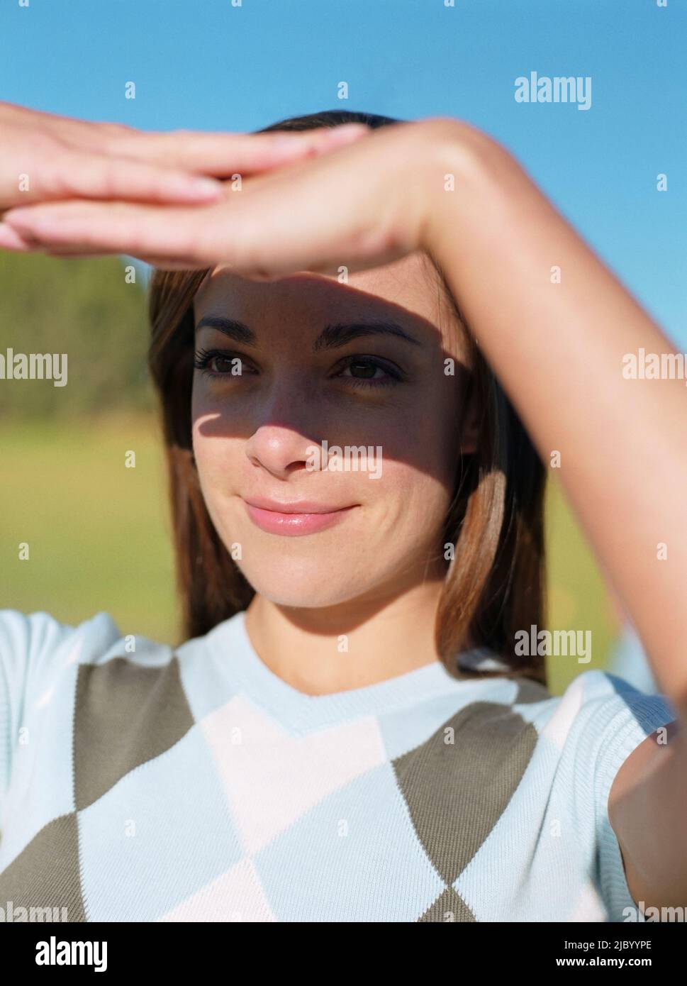 Hands shading eyes hi-res stock photography and images - Alamy