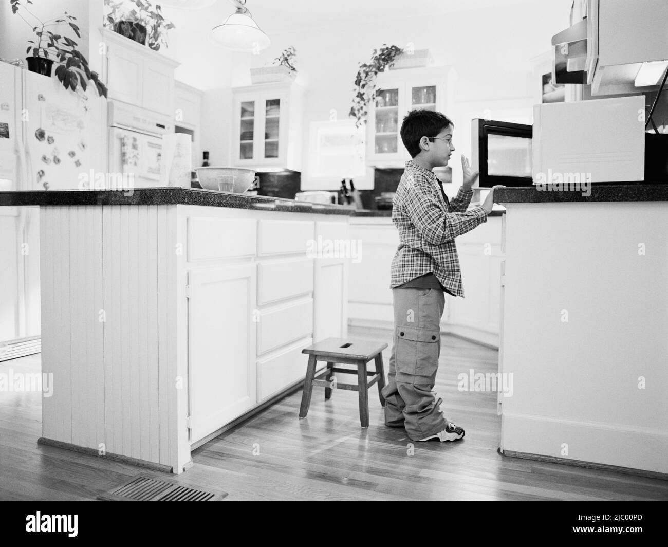 Person using microwave oven hi-res stock photography and images - Alamy