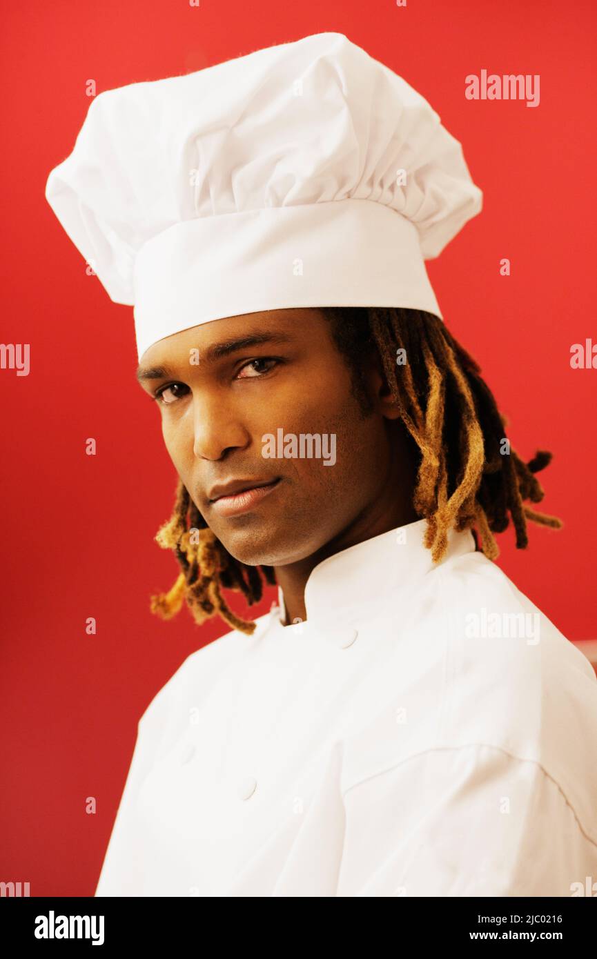 Portrait of male chef wearing hat Stock Photo - Alamy