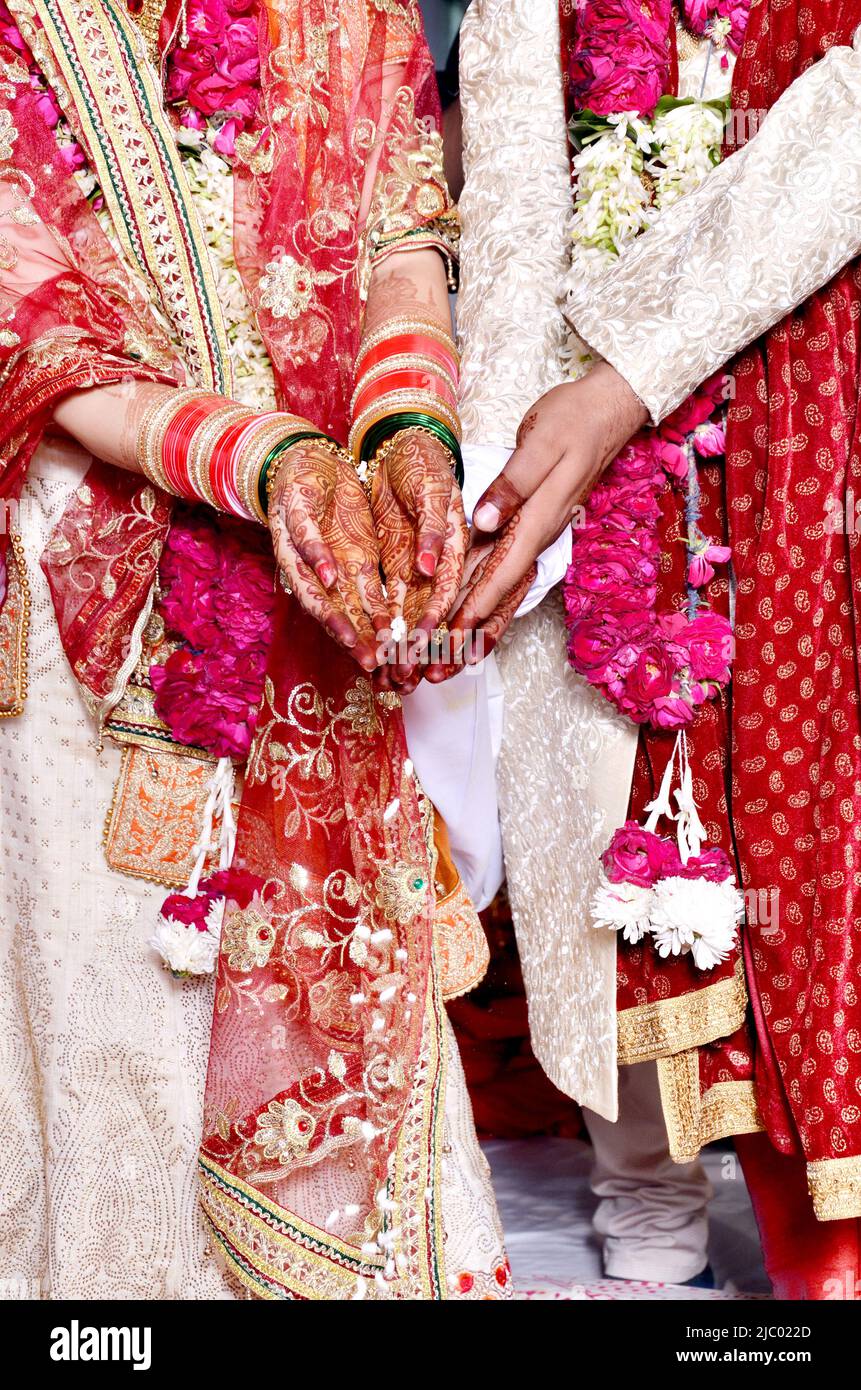 A Hindu couple performing Saat Phere / Seven Vows of Hindu Marriage ...