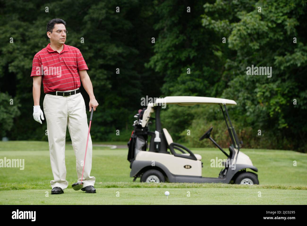 Man playing golf Stock Photo - Alamy