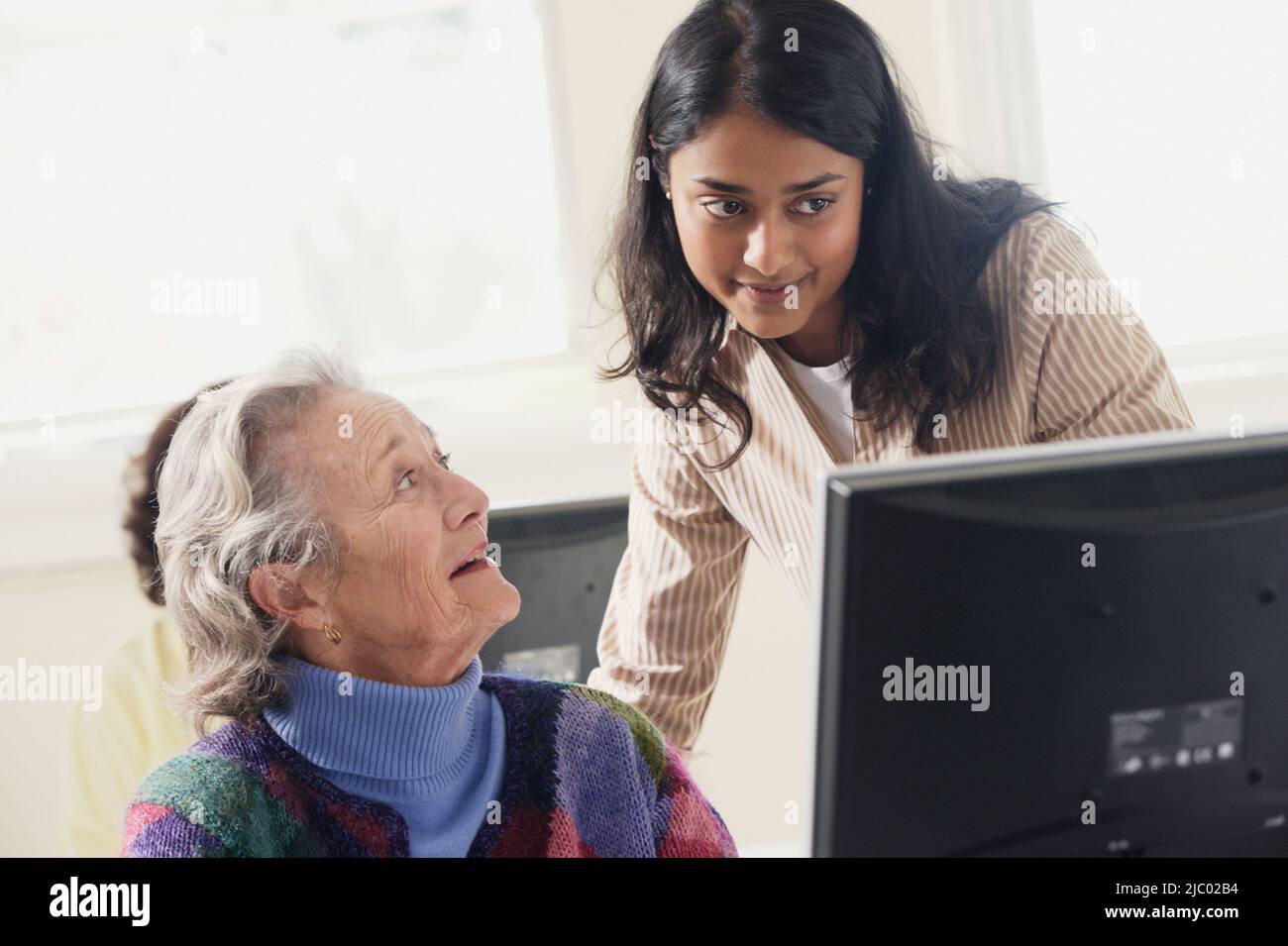 Elderly woman learning how to use a computer Stock Photo - Alamy