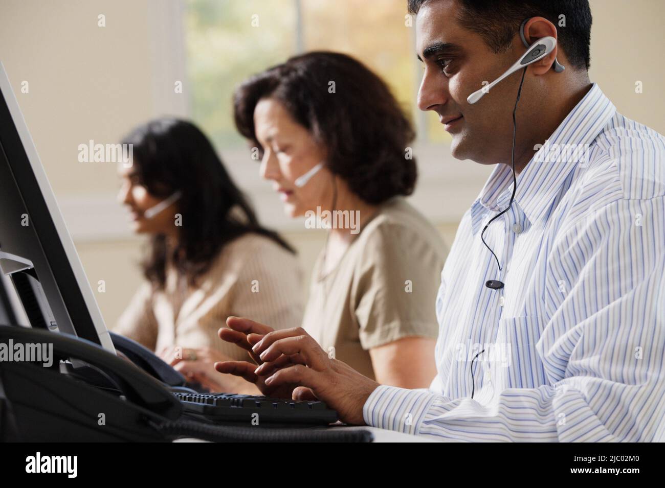 Three seated indian women hi-res stock photography and images - Alamy