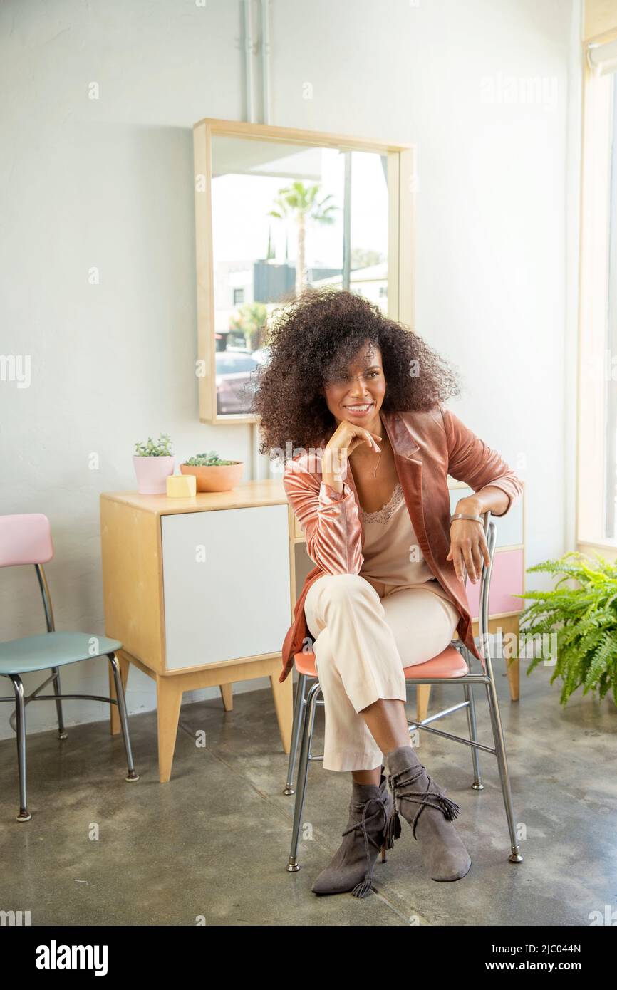 Women crossed legs hi-res stock photography and images - Alamy