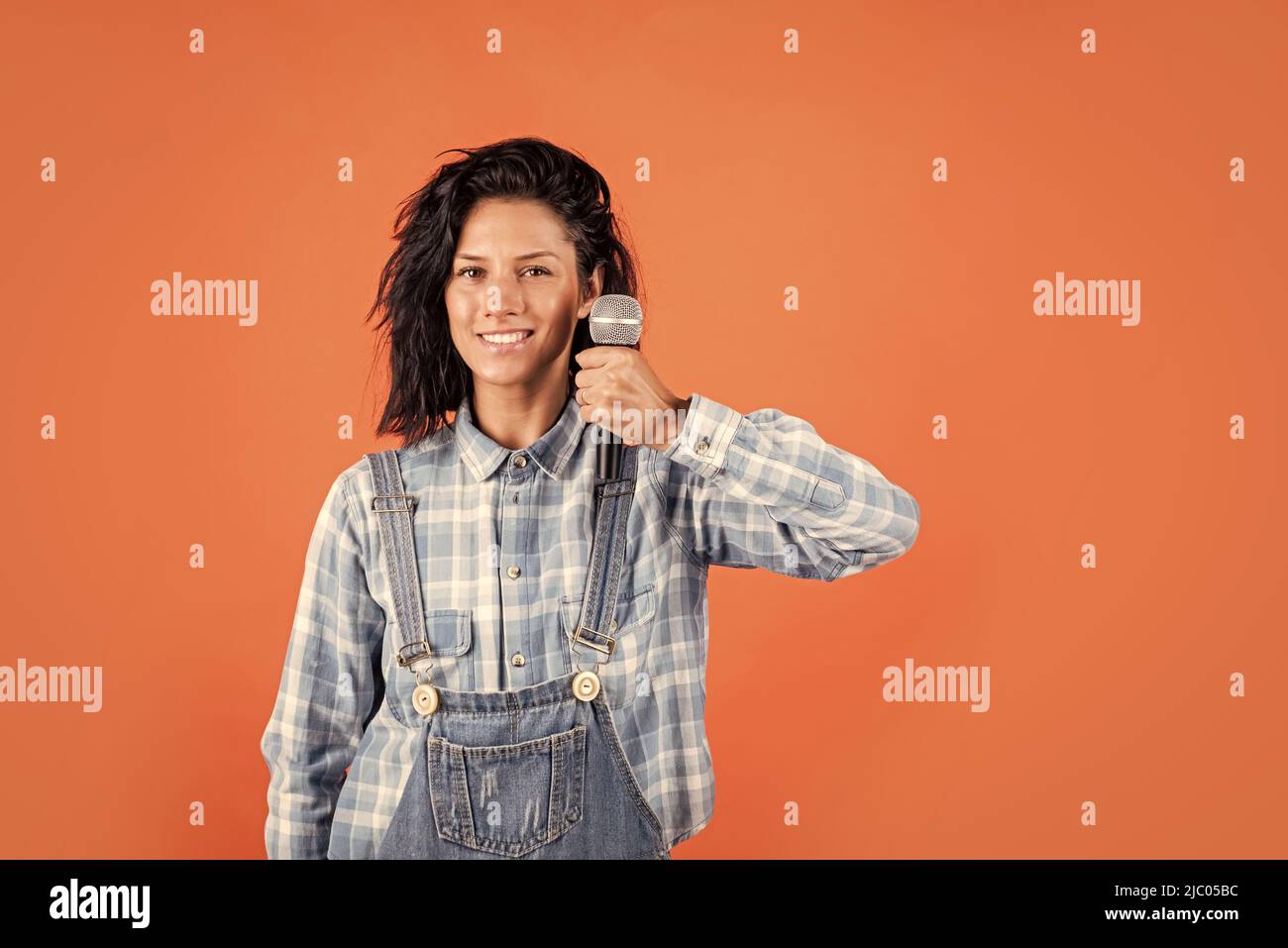 Funny tv reporter hi-res stock photography and images - Alamy