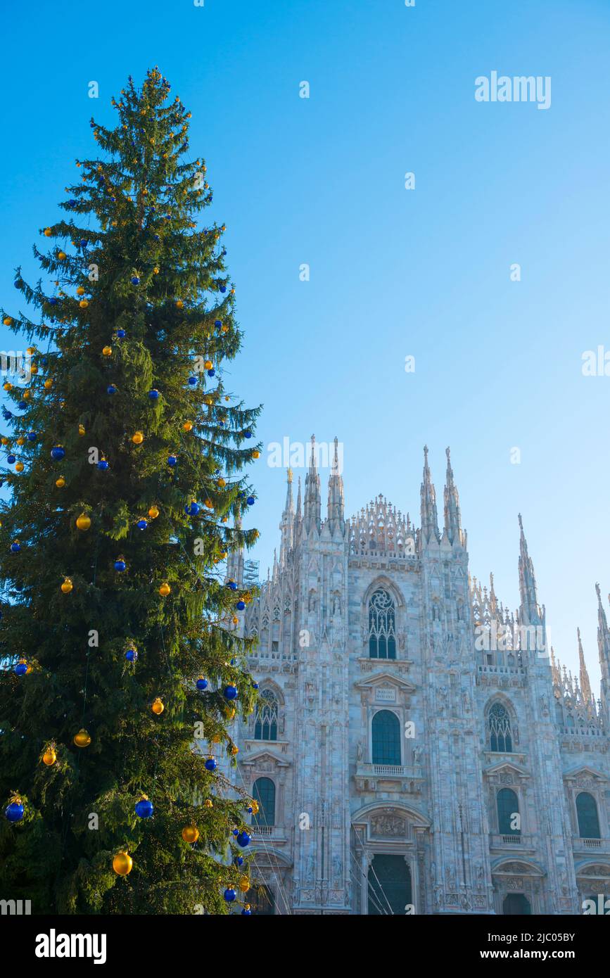 Christmas tree duomo square milan hi-res stock photography and images ...
