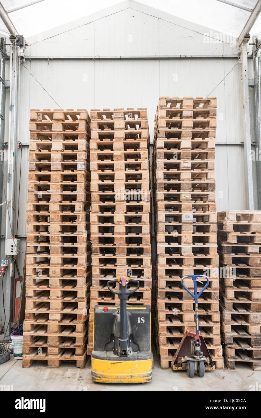 Pallets truck hi-res stock photography and images - Alamy