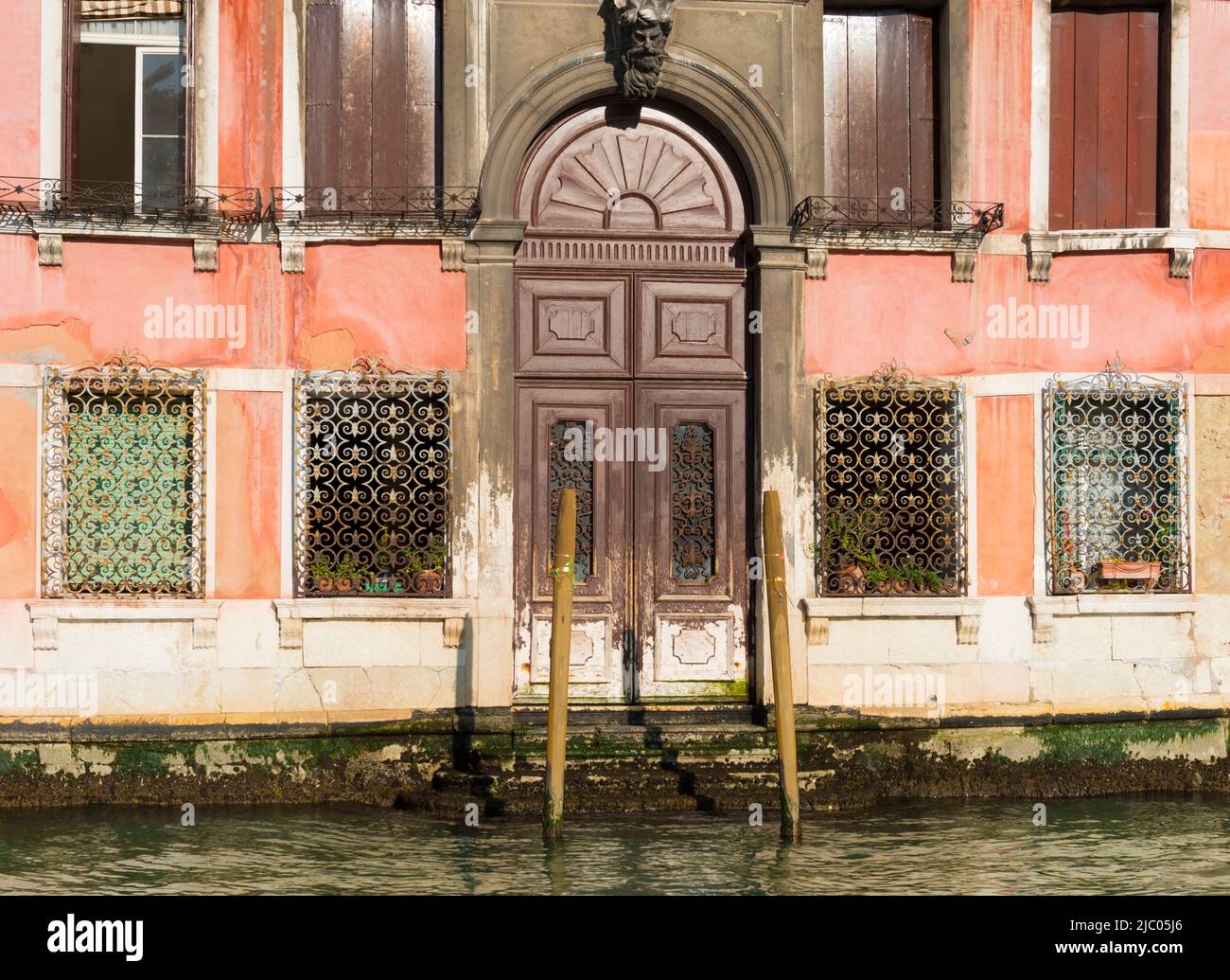 Old door venice building exterior hi-res stock photography and images ...