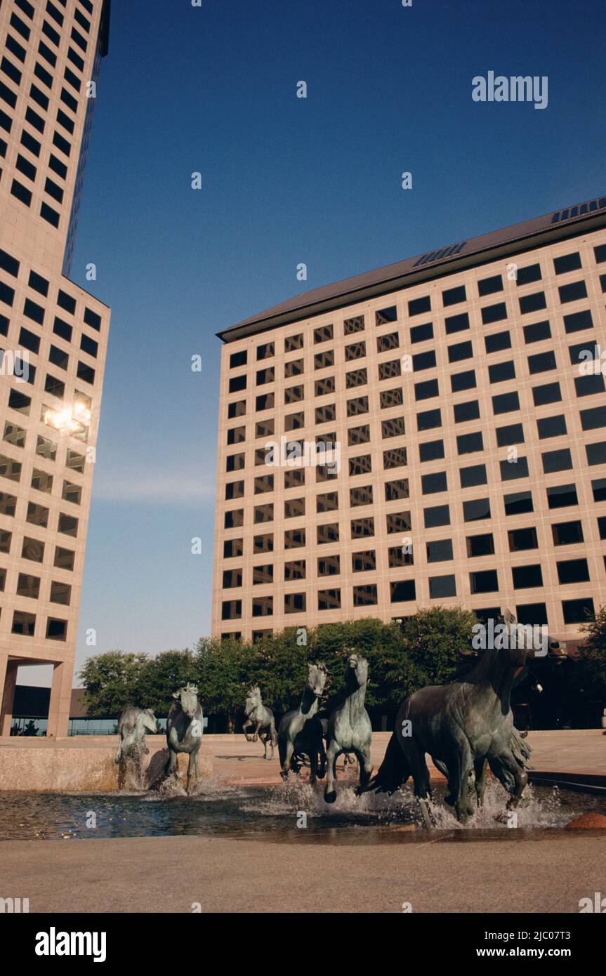 Mustangs at Las Colinas bronze sculpture at Williams Square, Las ...