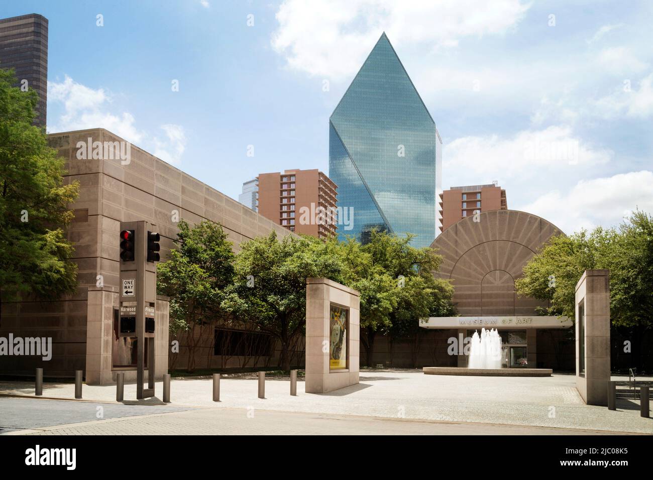 USA, Texas, Dallas, Water fountain in front of entrance to Museum of ...