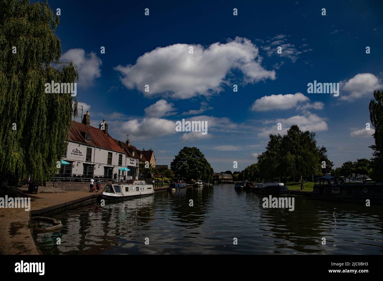 Riverside scape hi-res stock photography and images - Alamy