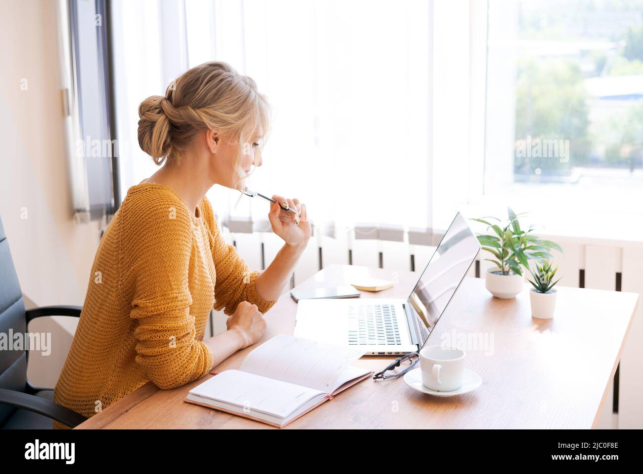 Thoughtful caucasian business woman looking away thinking about solving ...