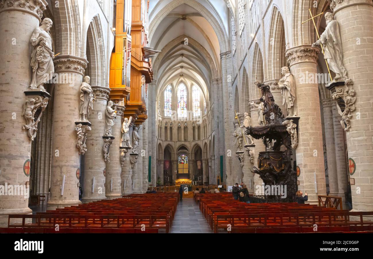Brussels, Belgium on Februari 25, 2022 - Interior of the Cathedral of St. Michael and St. Gudula ...