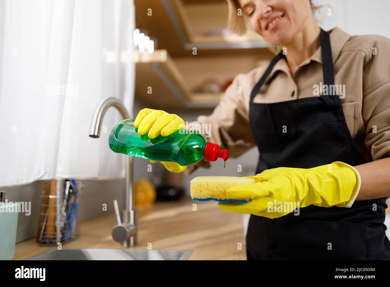 Mature woman kitchen sponge hi-res stock photography and images - Alamy