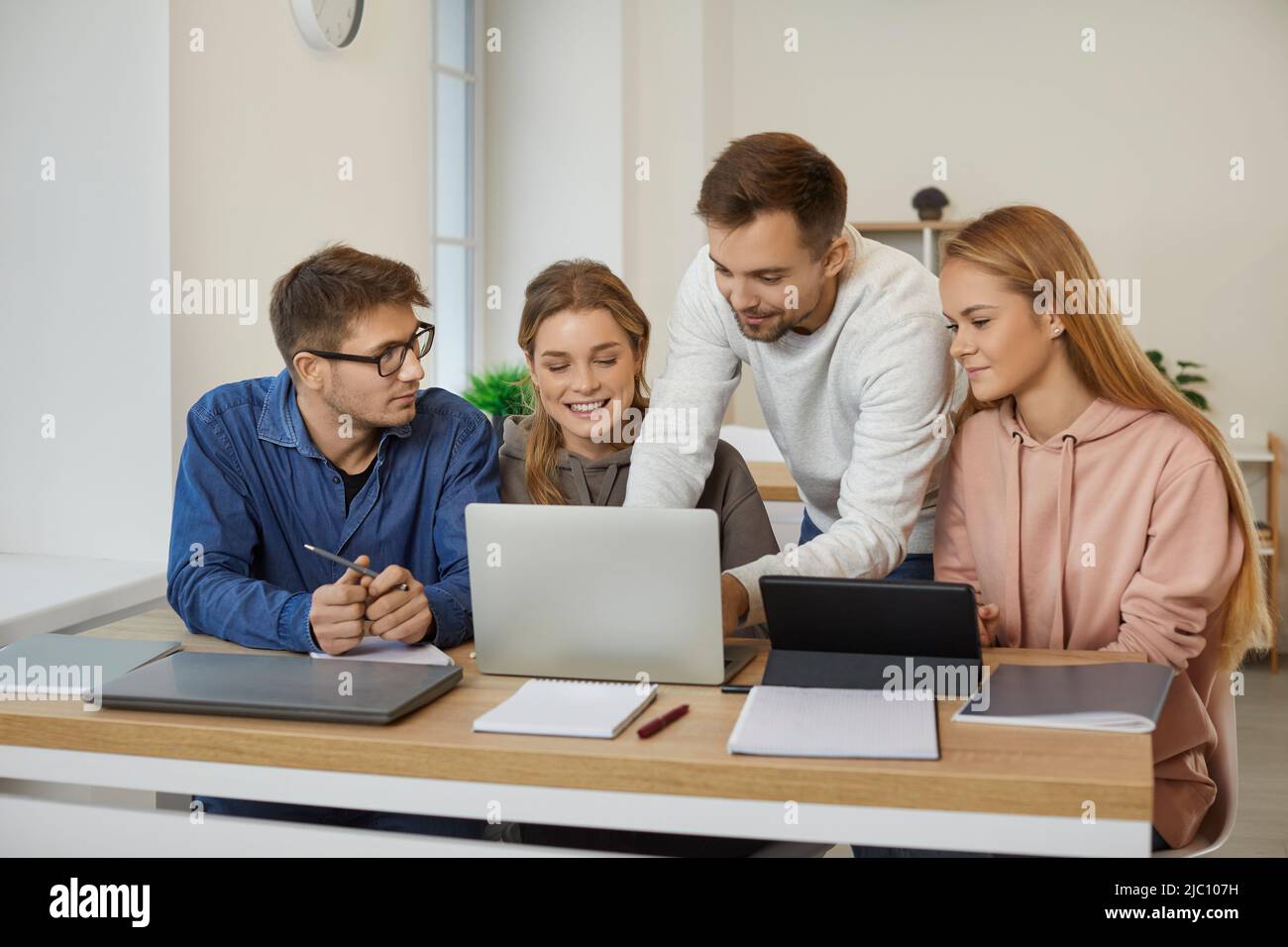 Computer teamwork collaboration hi-res stock photography and images - Alamy