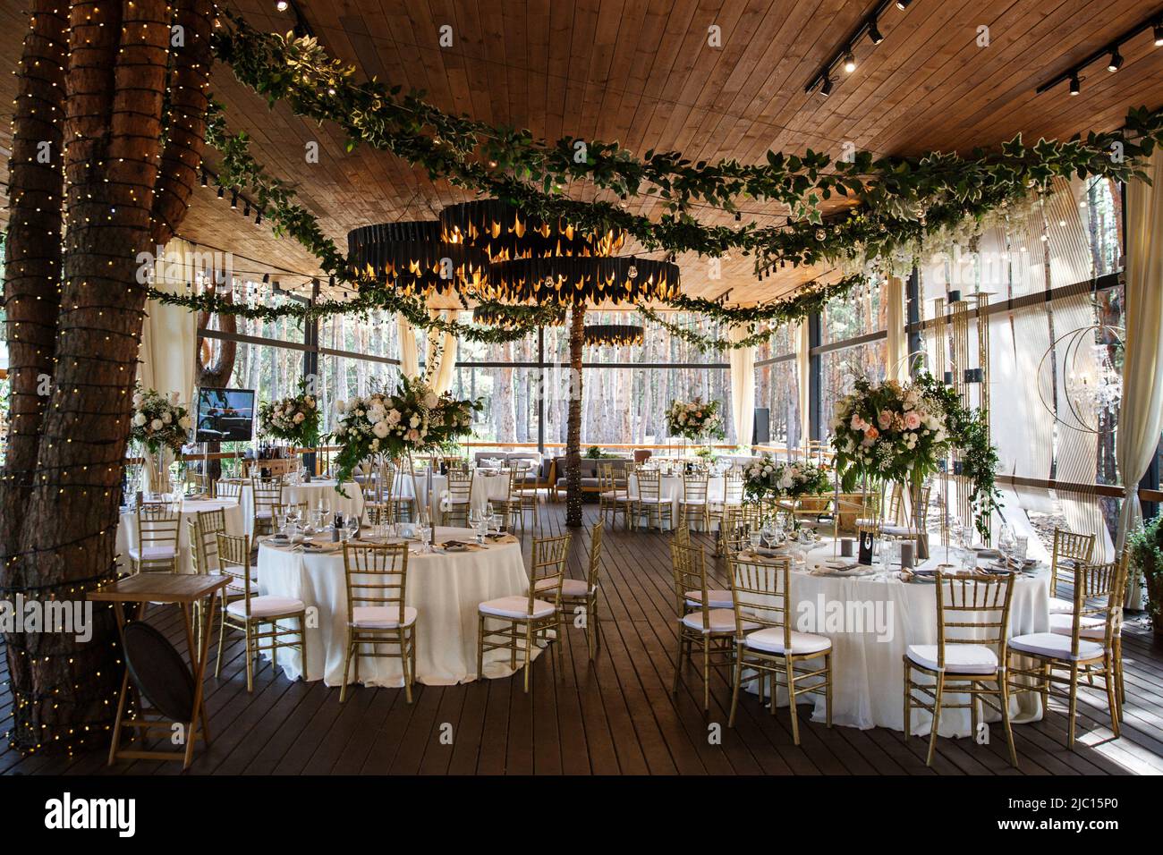 Elegant banquet hall for a wedding party Stock Photo - Alamy