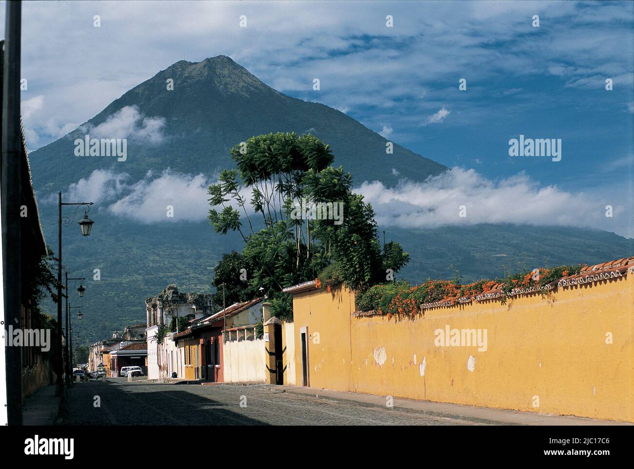 Volcan agua above antigua guatemala hi-res stock photography and images ...