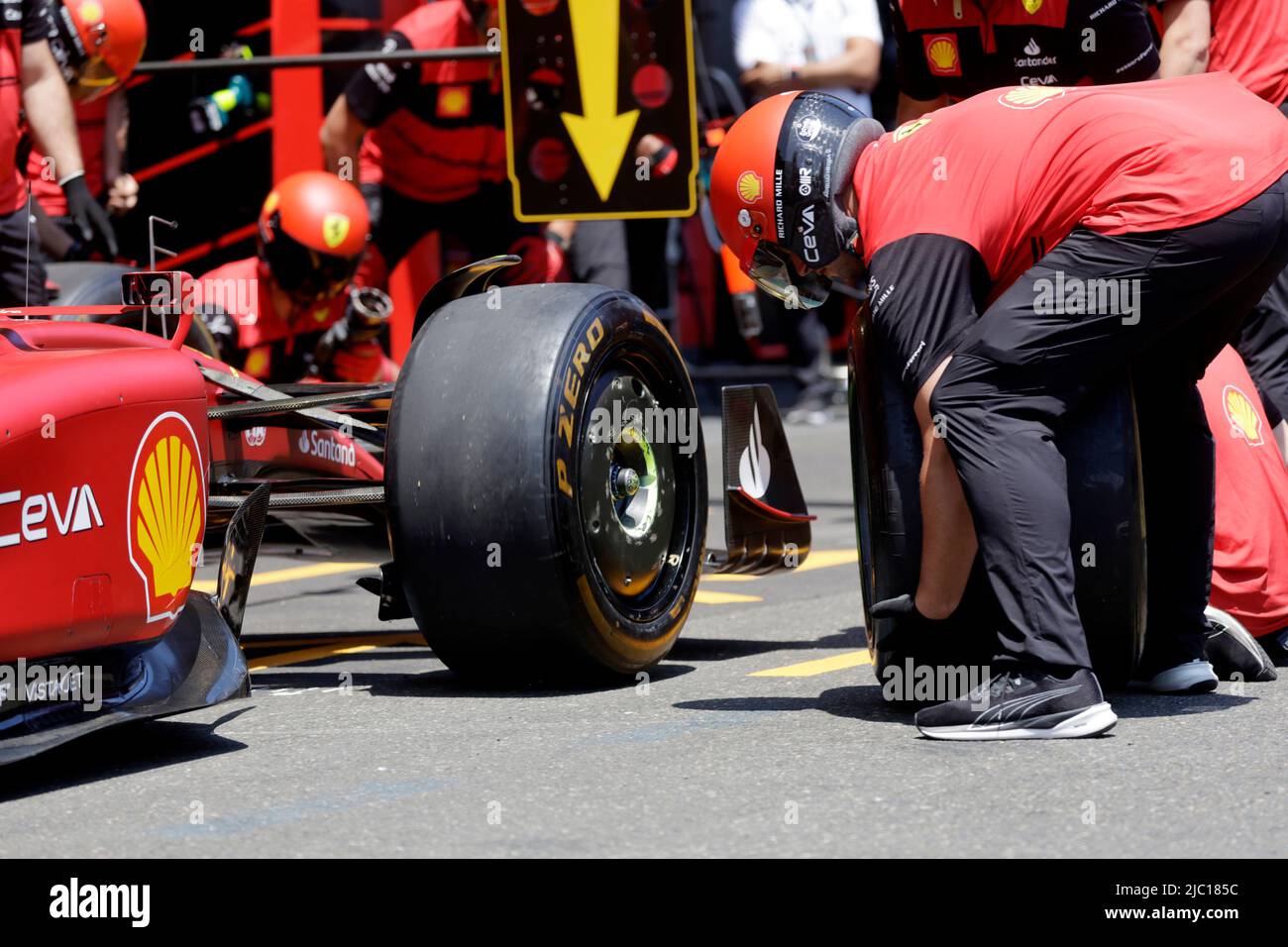 Ferrari f1 pit stop 2022 hi-res stock photography and images - Alamy