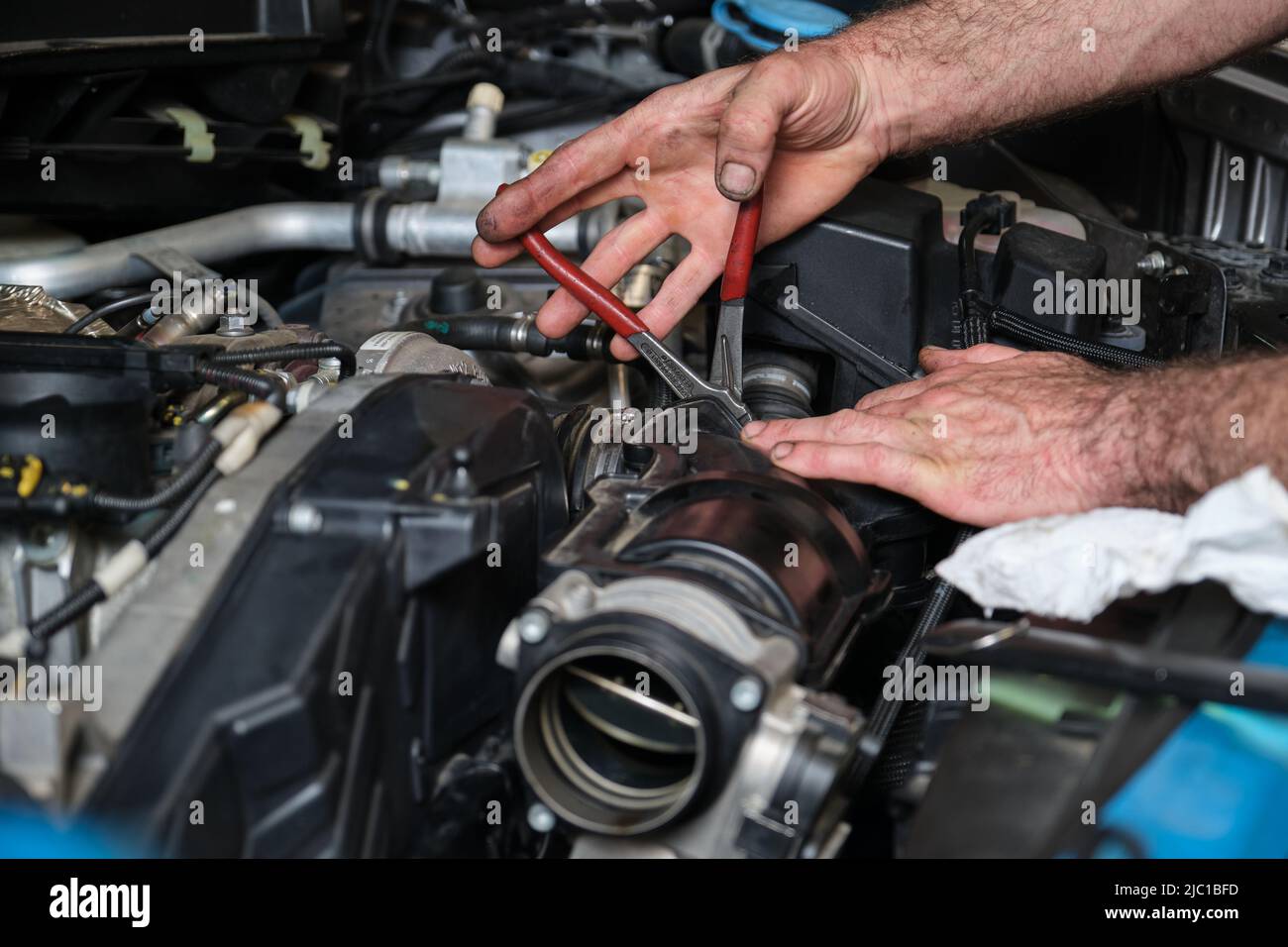 Car mechanic hands replacing engine throttle body Stock Photo - Alamy