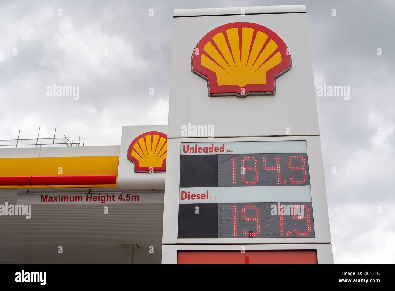 Slough, Berkshire, UK. 9th June, 2022. A Shell petrol station on ...