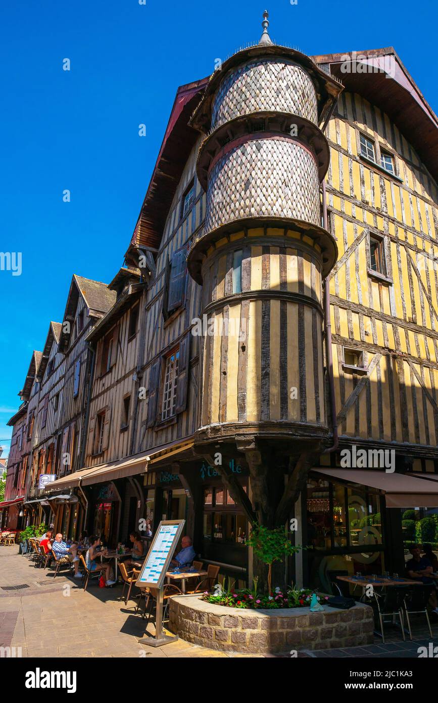 Turret medieval bakers house in the historic center of Troyes, Aube ...