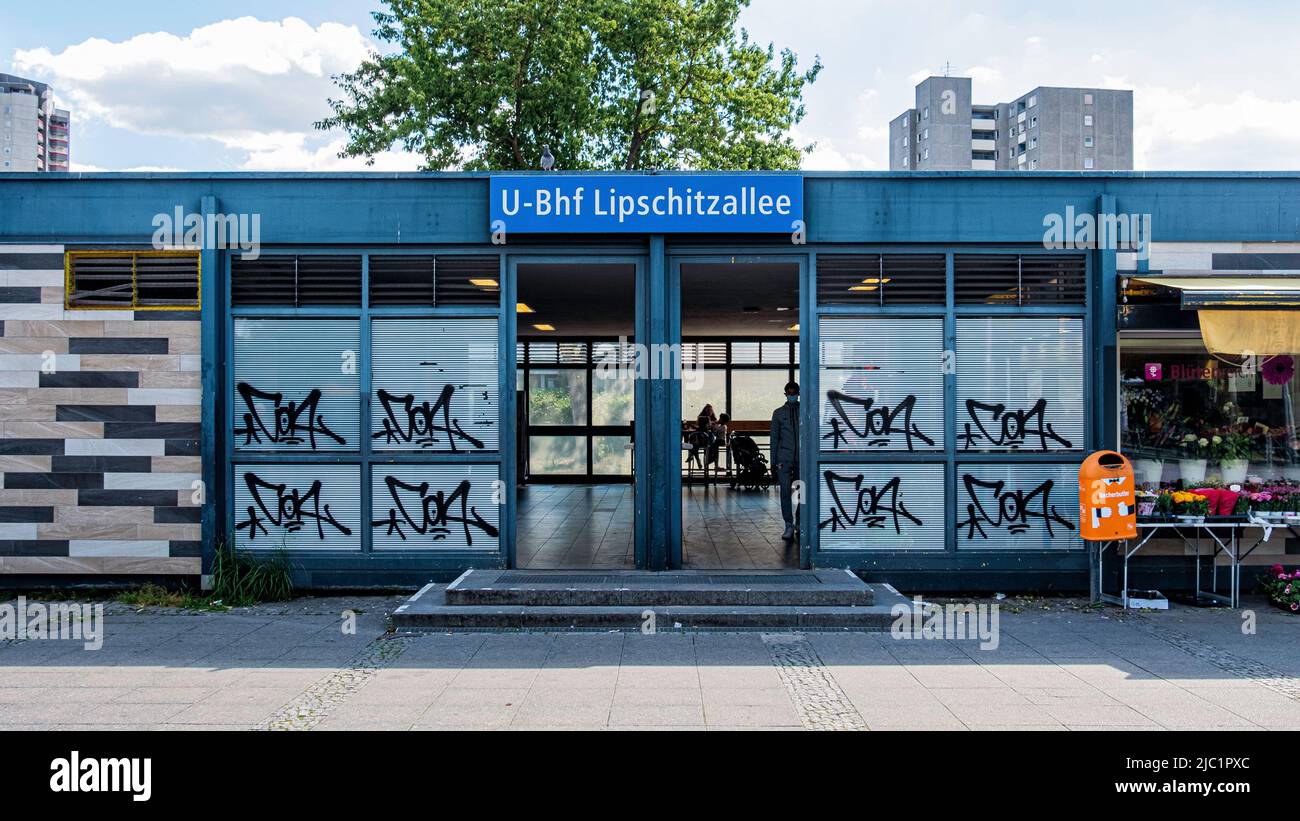 On the u7 line hi-res stock photography and images - Alamy