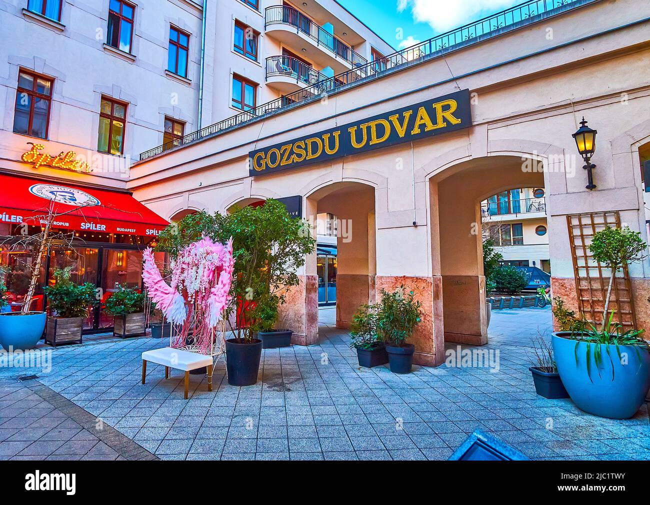 Jewish quarter budapest night bar hi-res stock photography and images ...