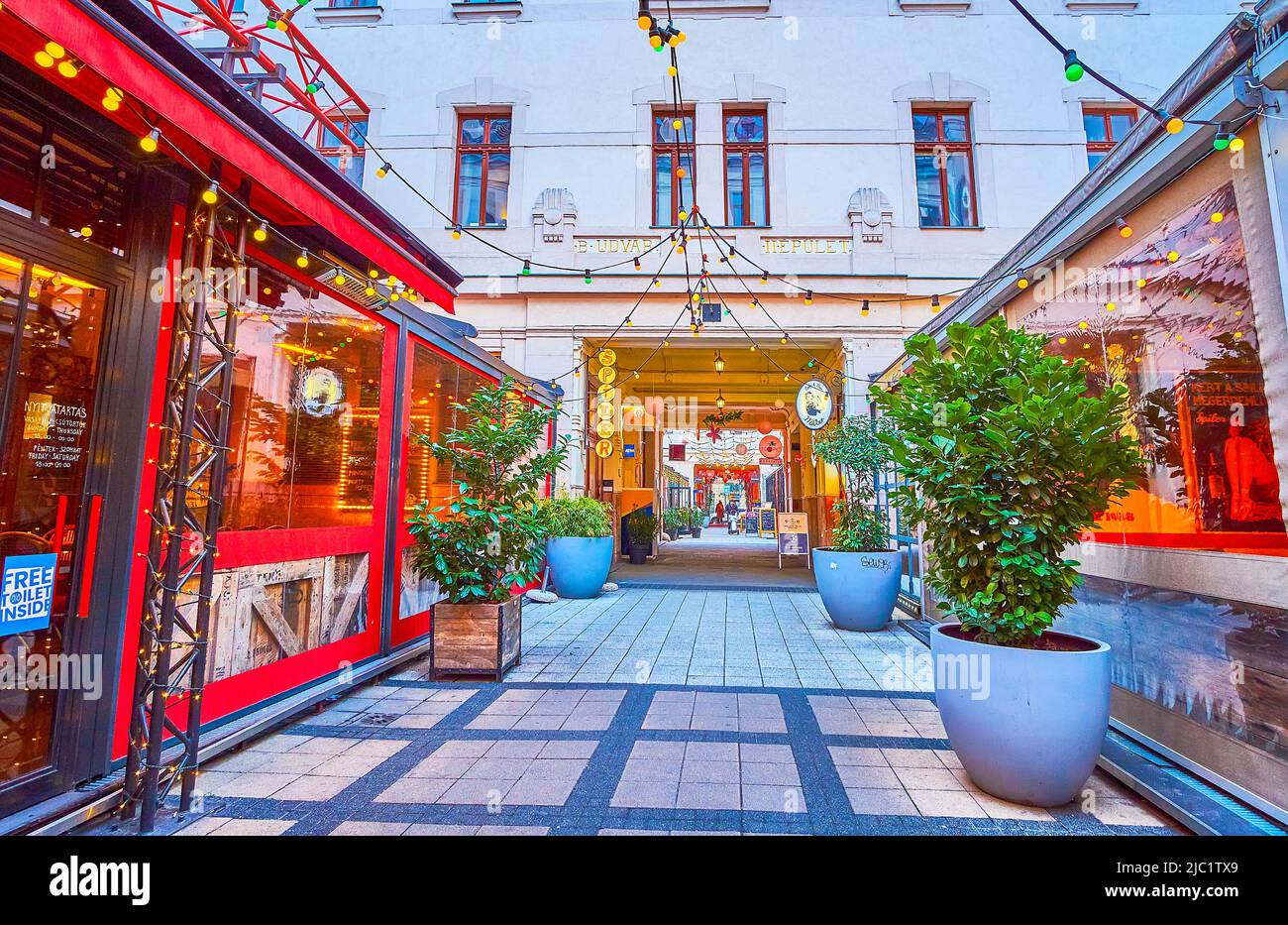 Jewish quarter budapest night bar hi-res stock photography and images ...