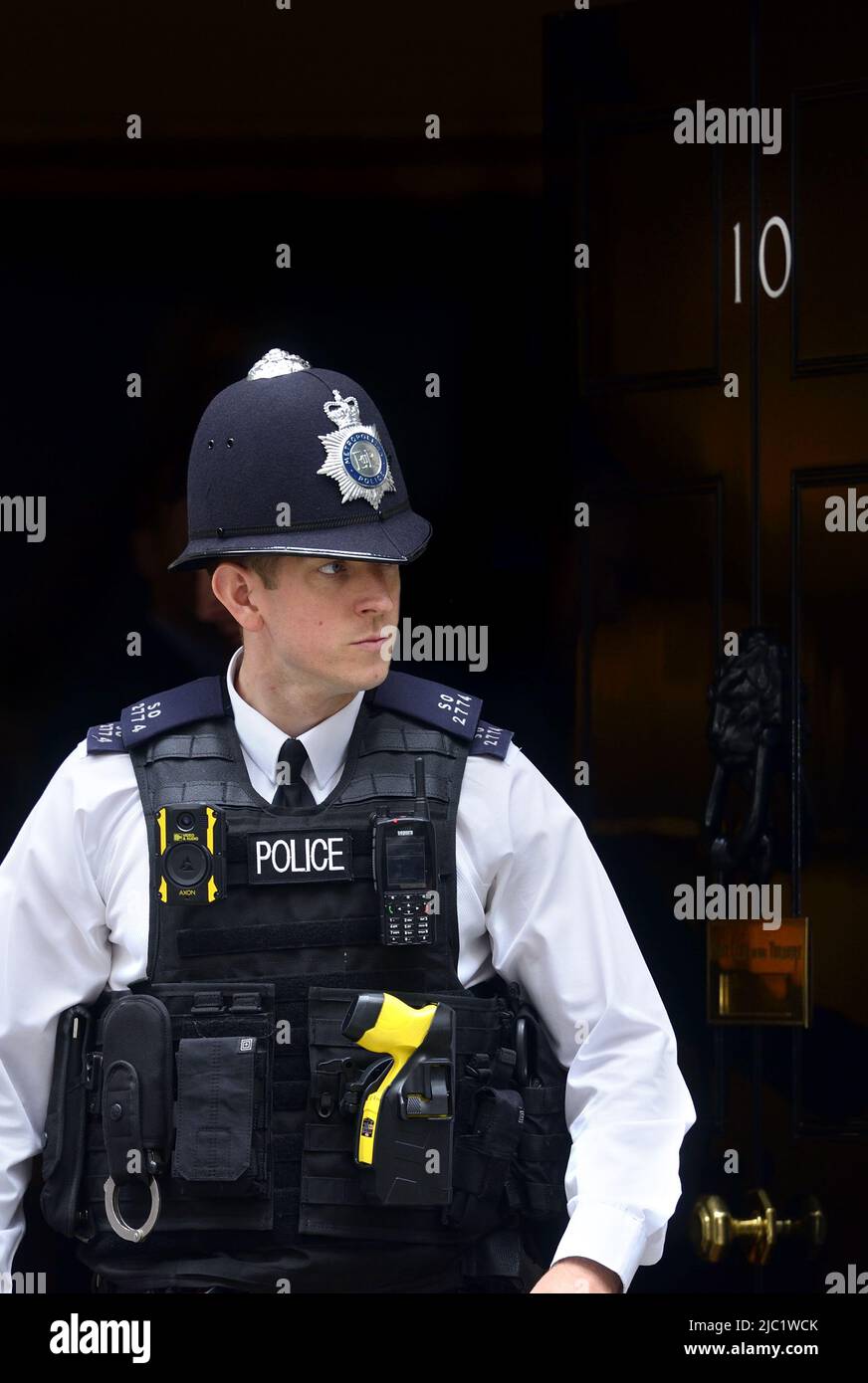 London, UK. Police officer coming out of 10 Downing Street Stock Photo ...