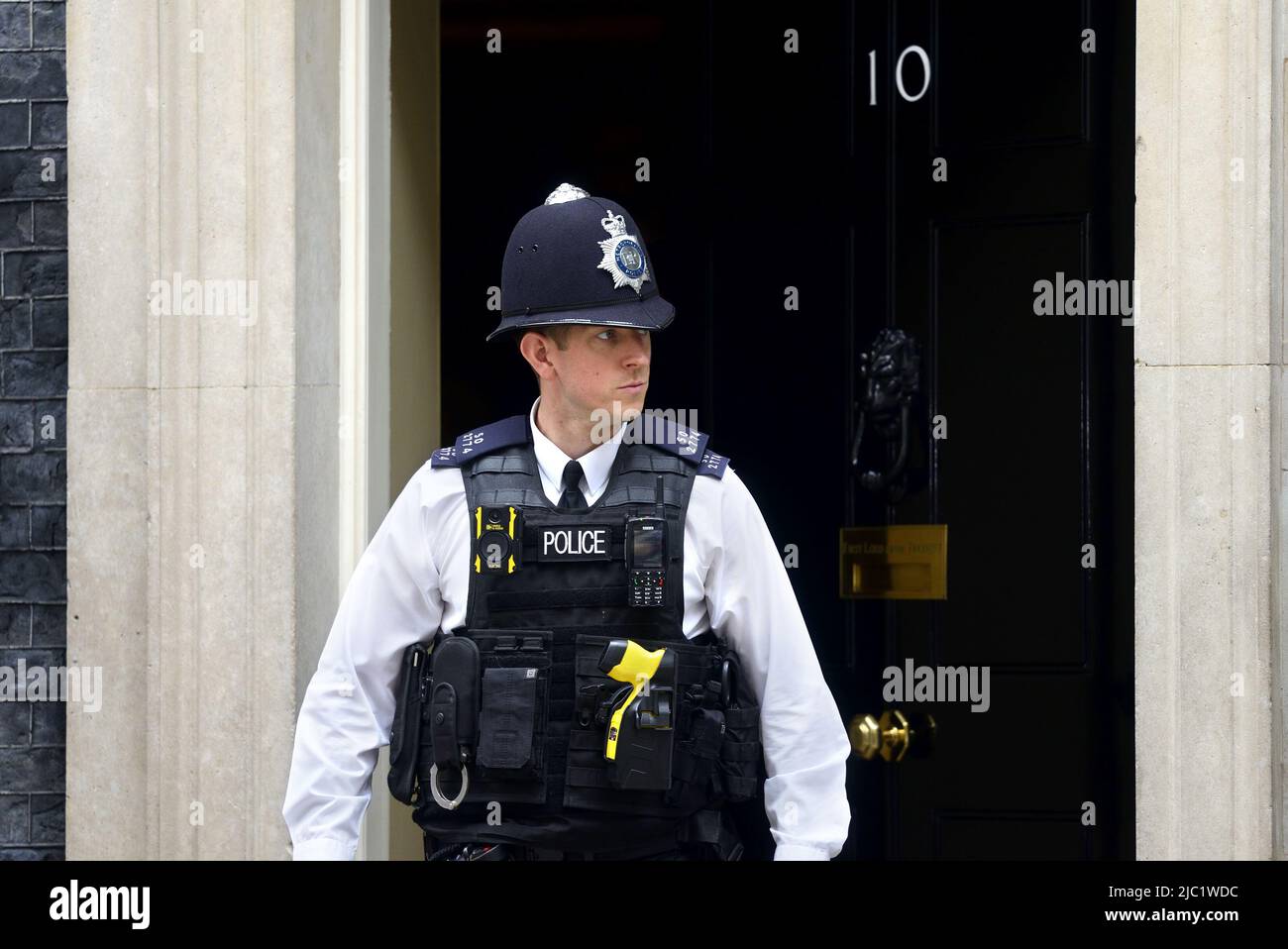 Police officer at door hi-res stock photography and images - Alamy