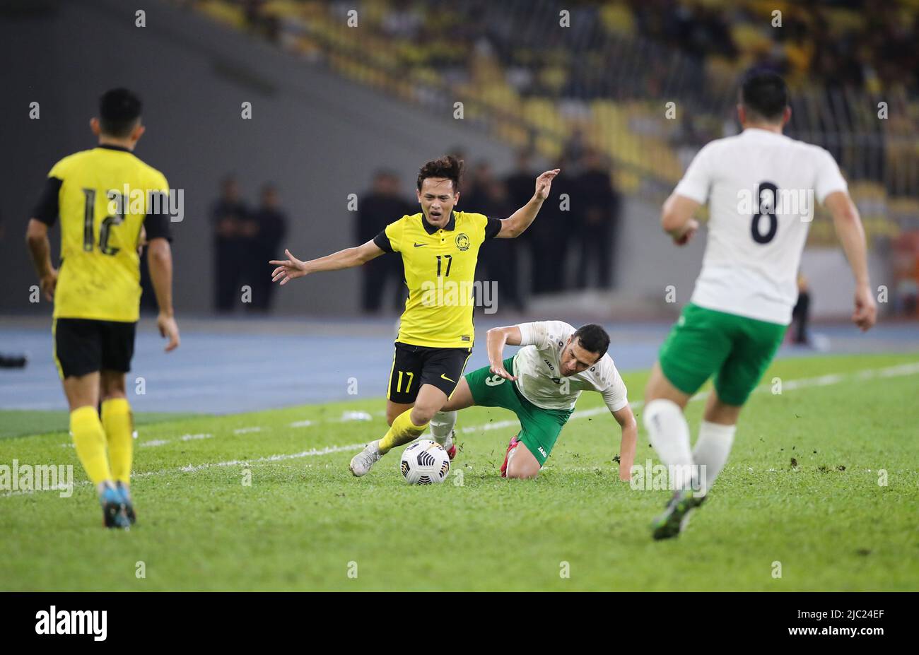 Muhamad Nor Azam (C) of Malaysia and Annayev Myrat (R2) of Turkmenistan ...