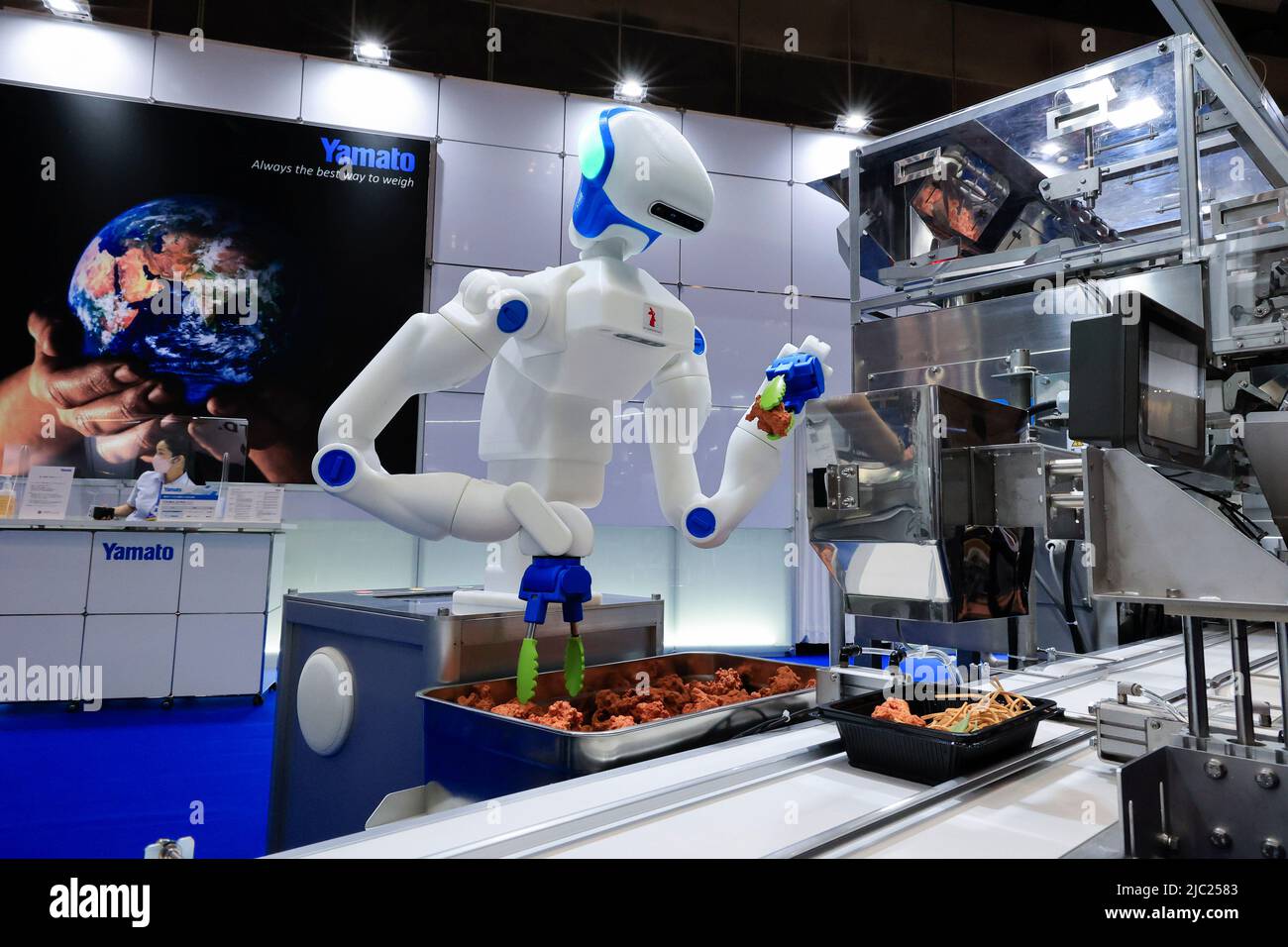 Tokyo, Japan. 9th June, 2022. A robot prepares a Japanese packed meal ...