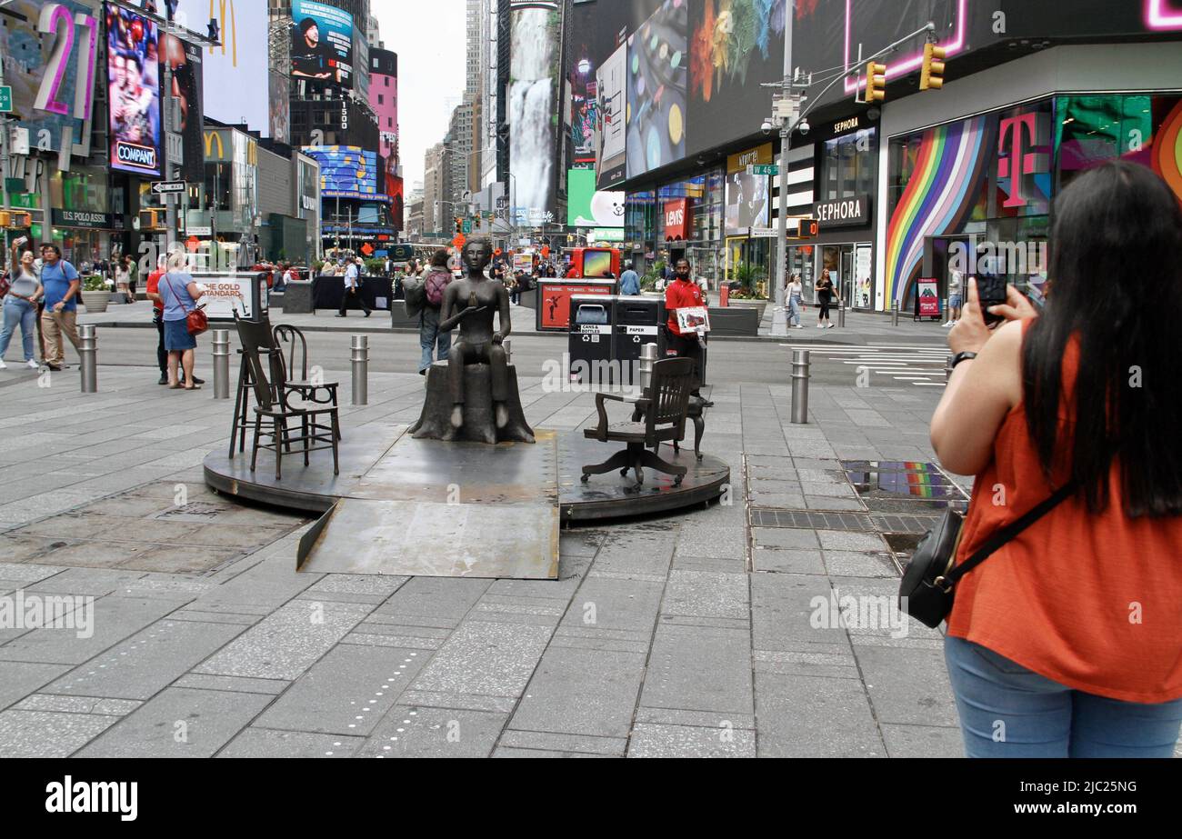 June 9, 2022, New York, USA: (NEW) ''To Sit Awhile'' Statue of Lorraine ...