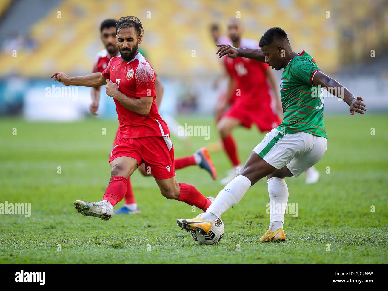 Yeasin Arafat (R) of Bangladesh and Ali Jaafar Madan (L) of Bahrain in ...
