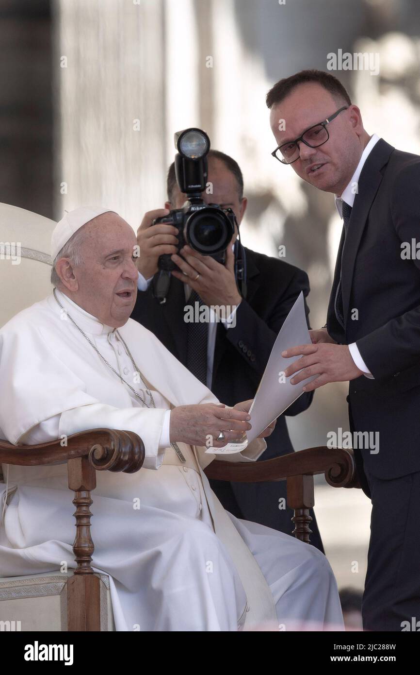 Vatican City, Vatican. 08 June 2022. Pope Francis greets the Italian ...