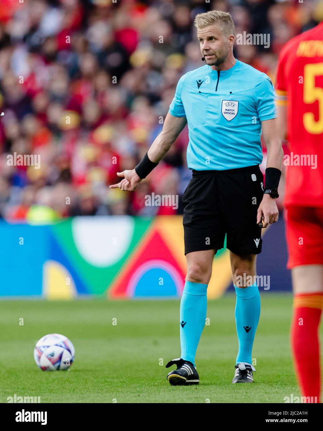 Referee glenn nyberg hi-res stock photography and images - Alamy