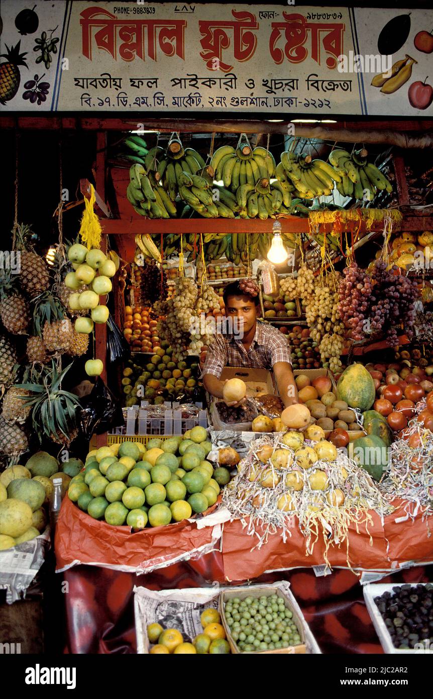 Bangladesh; vendor selling fruits from a fruitstall Stock Photo - Alamy
