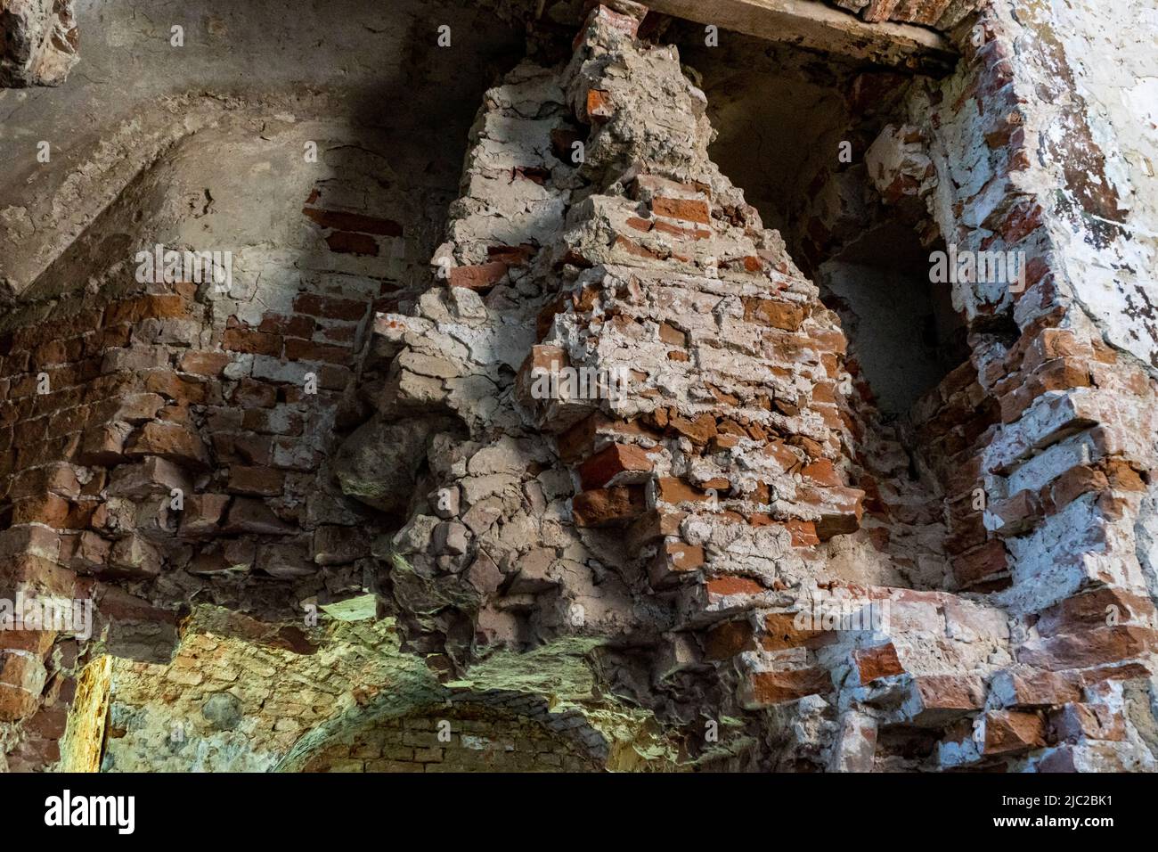Destroyed wall of an ancient building built of red brick Stock Photo - Alamy